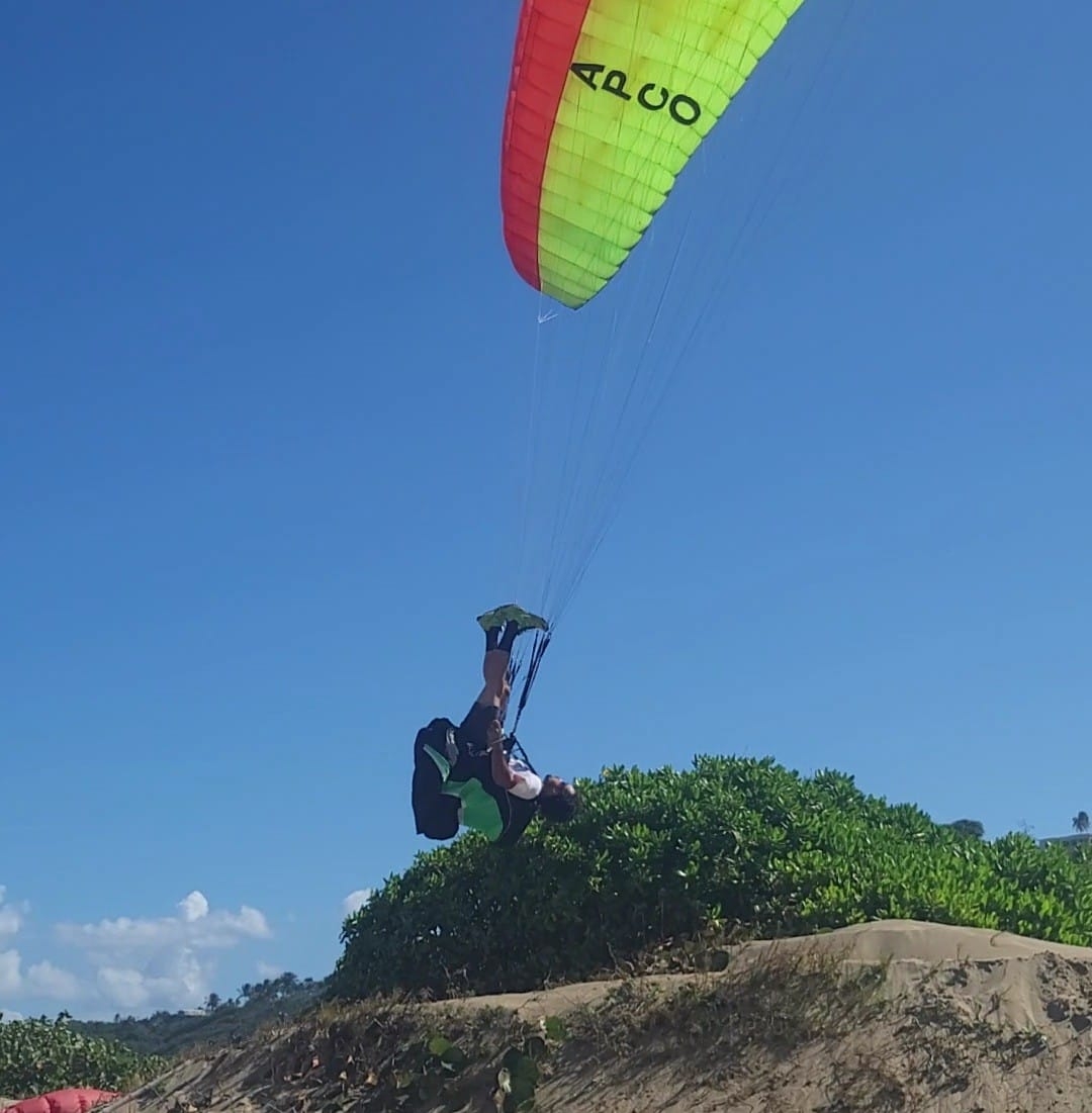 Ivan Torres and David Garber arrived to Guajataca doing Paragliding!!!